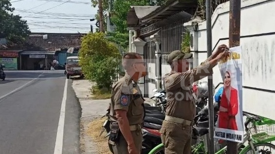 Ratusan Baliho Bacalon Pilkada Solo Diturunkan Paksa - MerahPutih Ratusan Baliho Bacalon Pilkada Solo Diturunkan Paksa - MerahPutih
