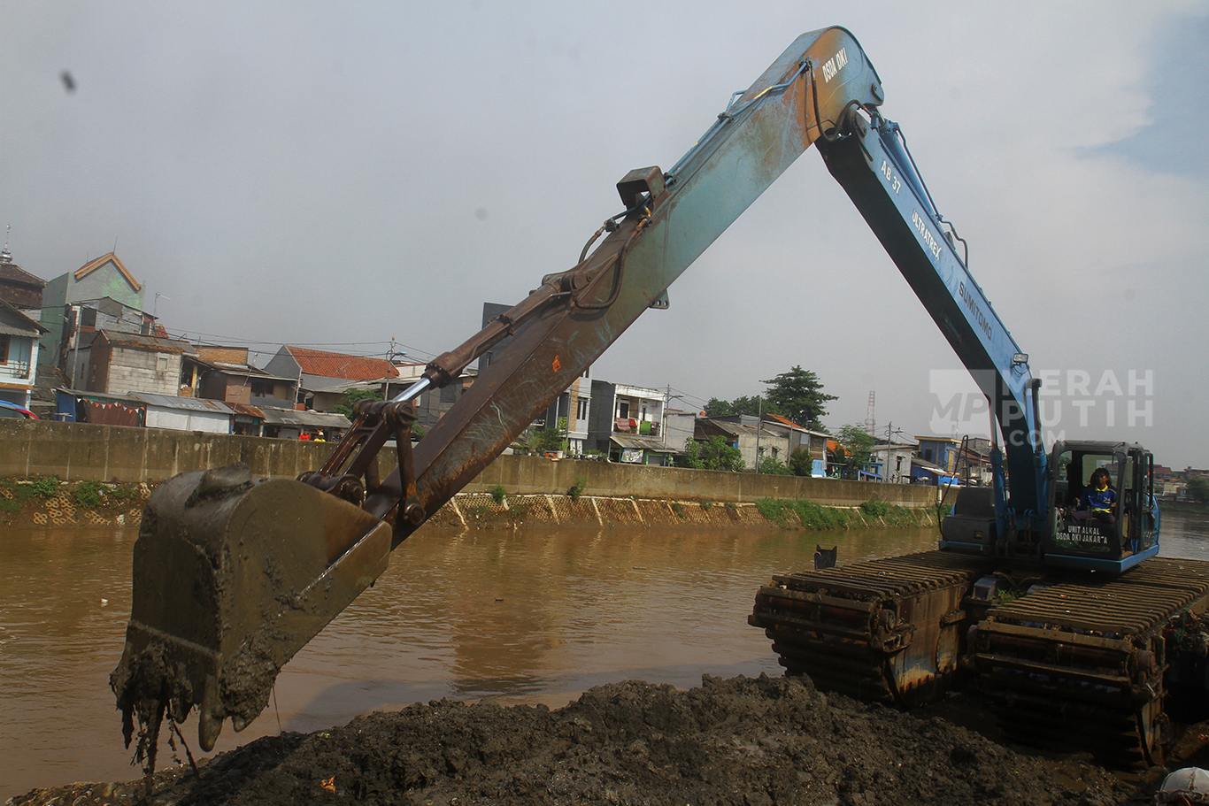 Aktivitas Pengerukan Endapan Lumpur Kali Ciliwung Jakarta - MerahPutih