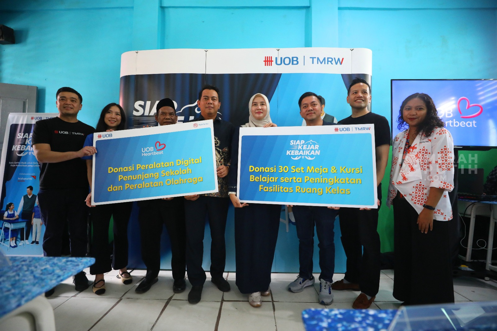 UOB Salurkan Meja-Kursi Daur Ulang ke Sekolah Al-Rahmah - MerahPutih