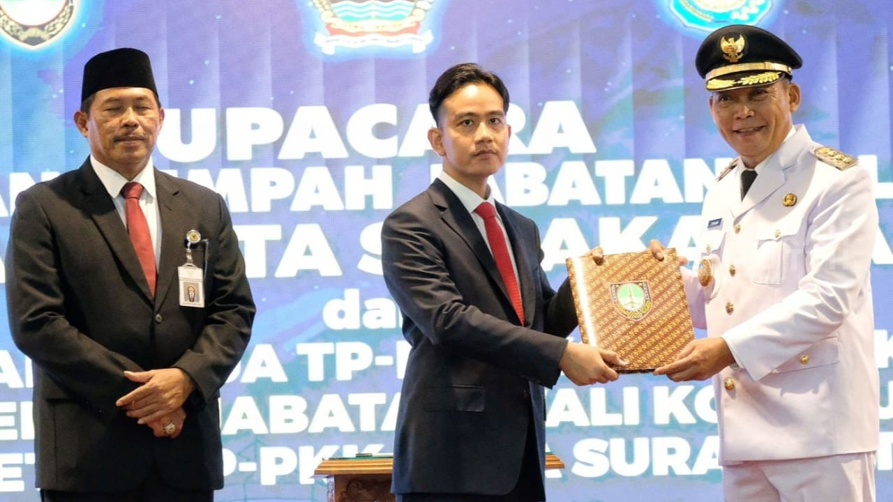 Teguh Prakosa Resmi Jabat Wali Kota Solo, Gibran Yakin Solo Lebih Baik ... Teguh Prakosa Resmi Jabat Wali Kota Solo, Gibran Yakin Solo Lebih Baik ...