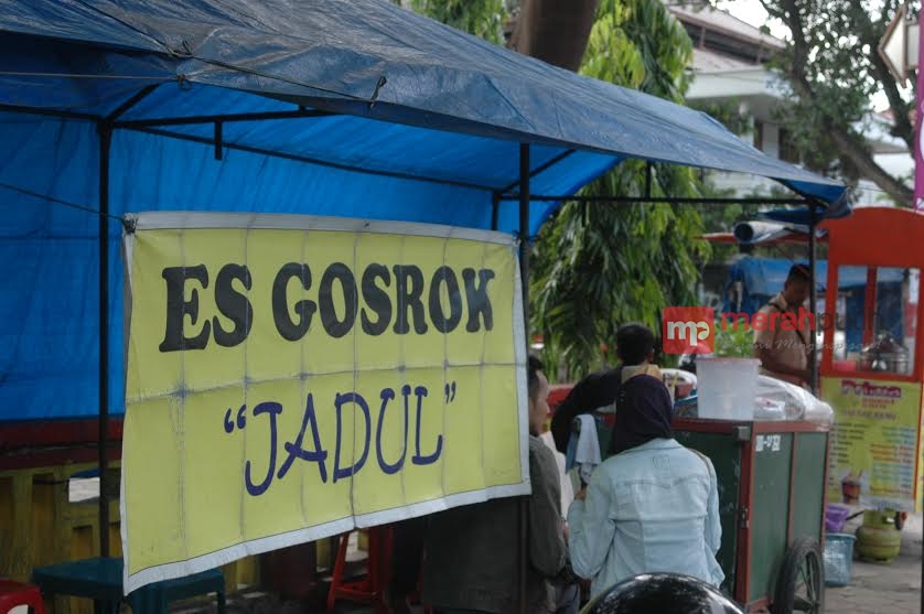 Kisah Pantang Menyerah Pedagang Es Gosrok "Jadul" - MerahPutih