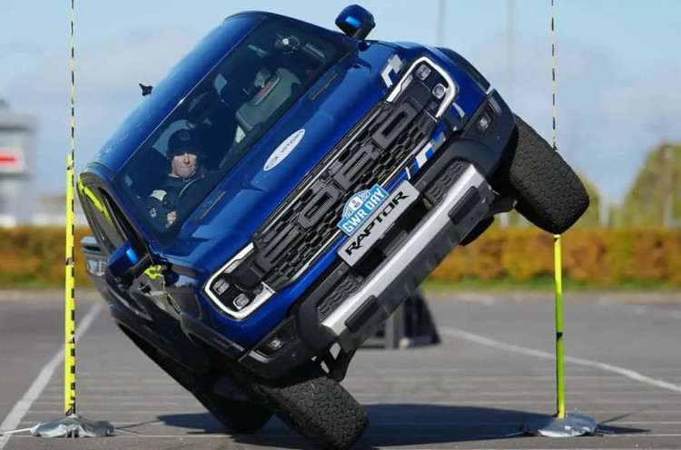 Ford Ranger Raptor Pecahkan Rekor Guinness dengan Dua Roda - MerahPutih