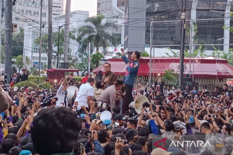 Mensesneg Temui Masa Aksi Indonesia Gelap, Yakinkan Mahasiswa Istana Dengarkan Tuntutan - MerahPutih