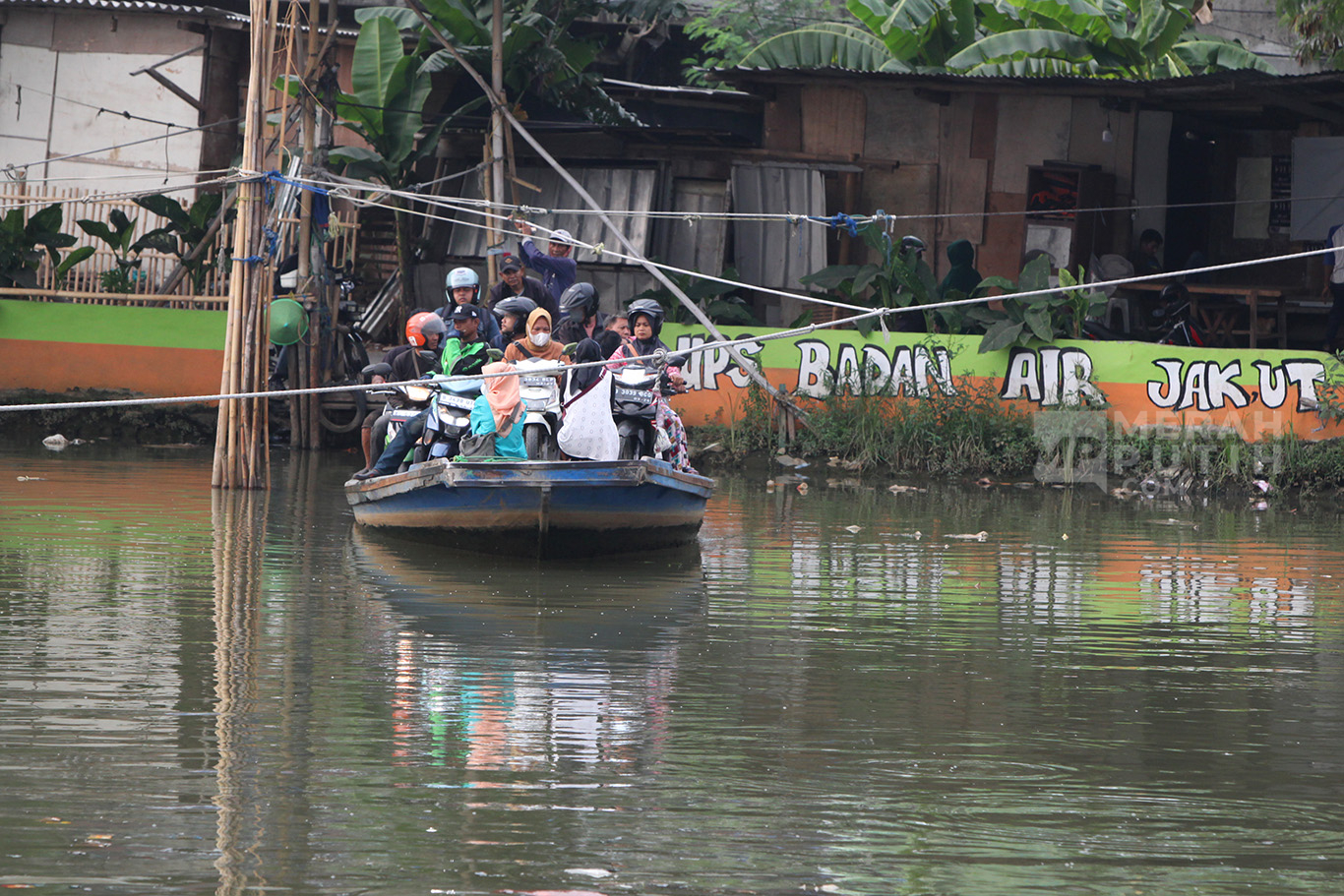 Warga Pesisir Pangkas Jarak Sebrangi Kali Angke dengan Perahu Eretan ...