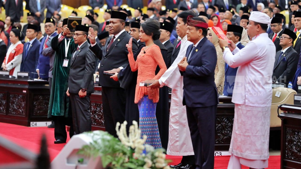 Ucapakan Janji dan Sumpah Jabatan, 580 Anggota DPR Periode 2024-2029 ... Ucapakan Janji dan Sumpah Jabatan, 580 Anggota DPR Periode 2024-2029 ...