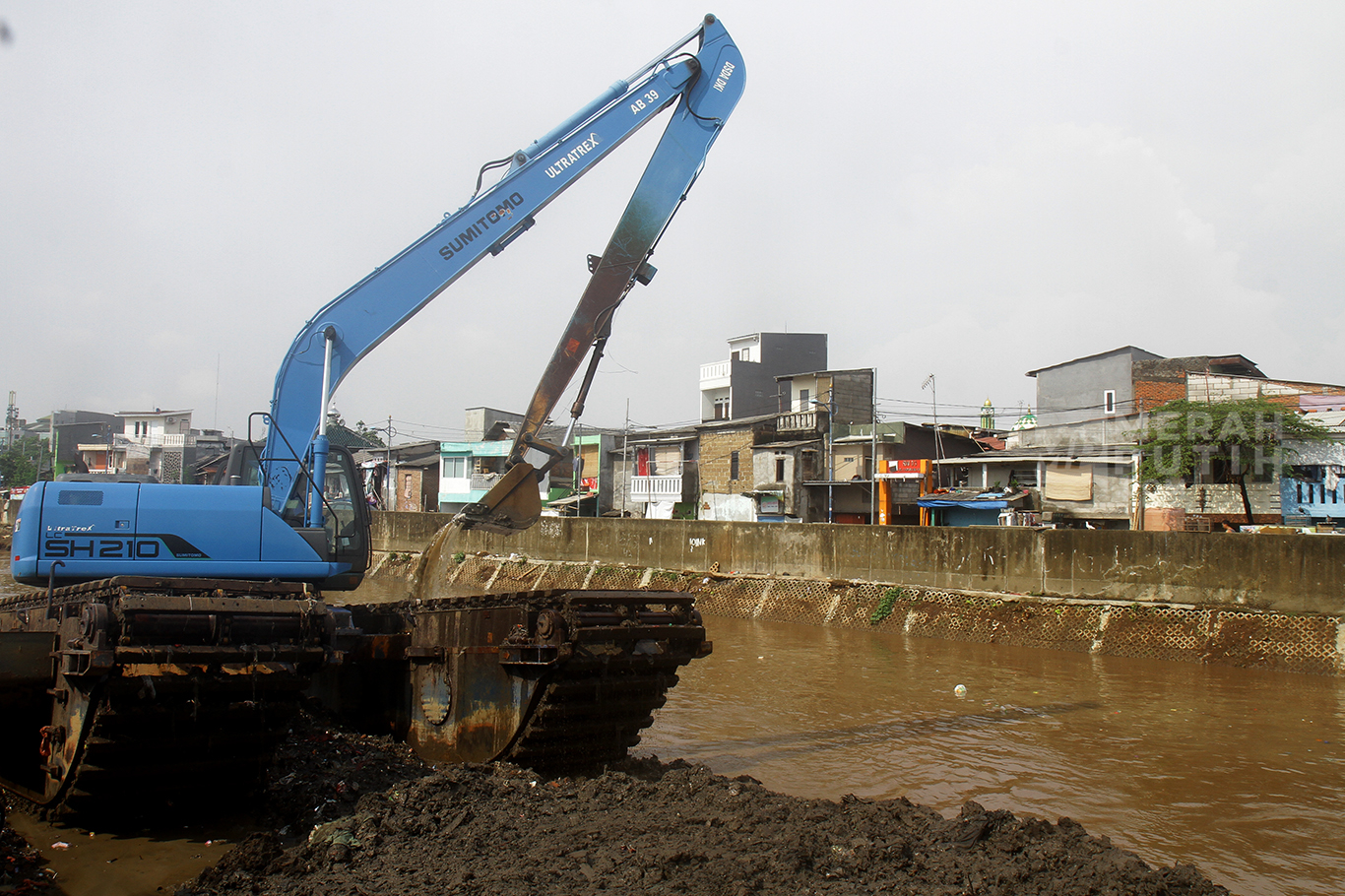 Aktivitas Pengerukan Endapan Lumpur Kali Ciliwung Jakarta - MerahPutih