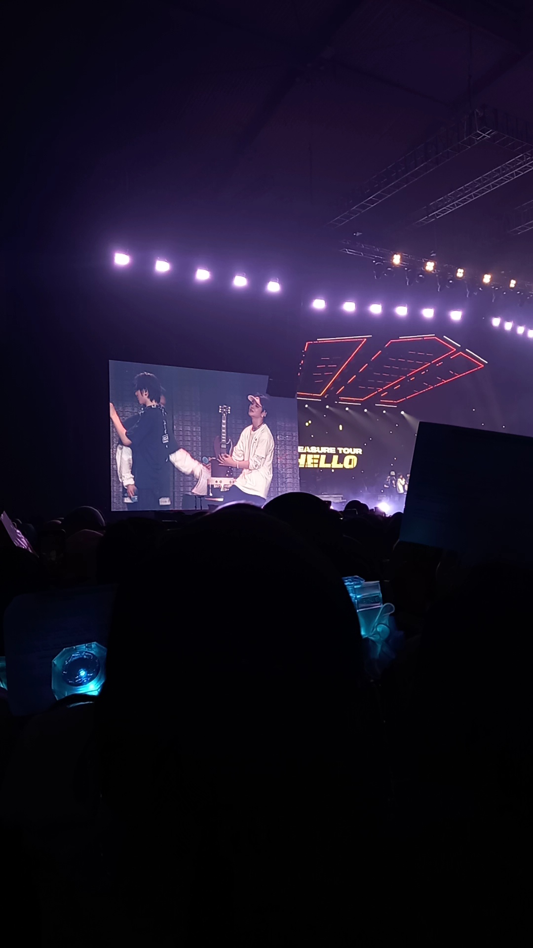 Keseruan Konser Treasure 'HELLO in Jakarta' - MerahPutih