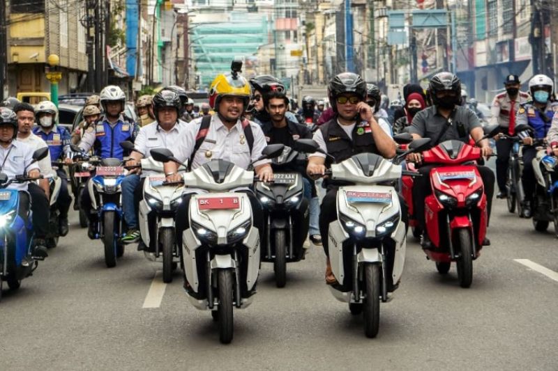 Ridwan Kamil Dukung Insentif Rp 7 Juta Buat Beli Motor Listrik - MerahPutih Ridwan Kamil Dukung Insentif Rp 7 Juta Buat Beli Motor Listrik - MerahPutih