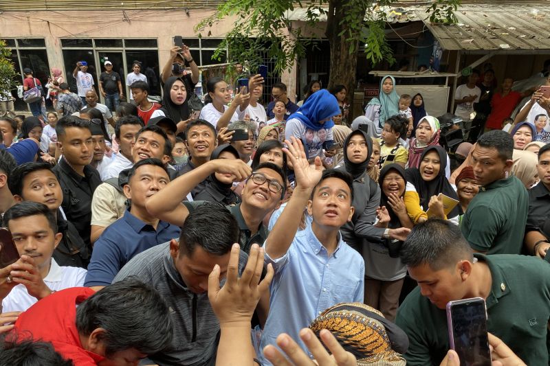 Kampanye di Cilincing, Gibran Bagi-bagi Buku ke Warga - MerahPutih Kampanye di Cilincing, Gibran Bagi-bagi Buku ke Warga - MerahPutih