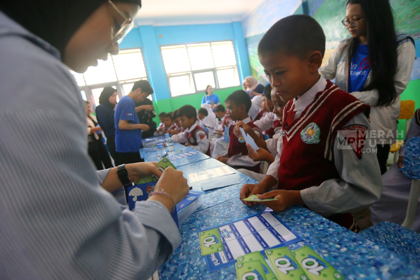 UOB Salurkan Meja-Kursi Daur Ulang ke Sekolah Al-Rahmah - MerahPutih