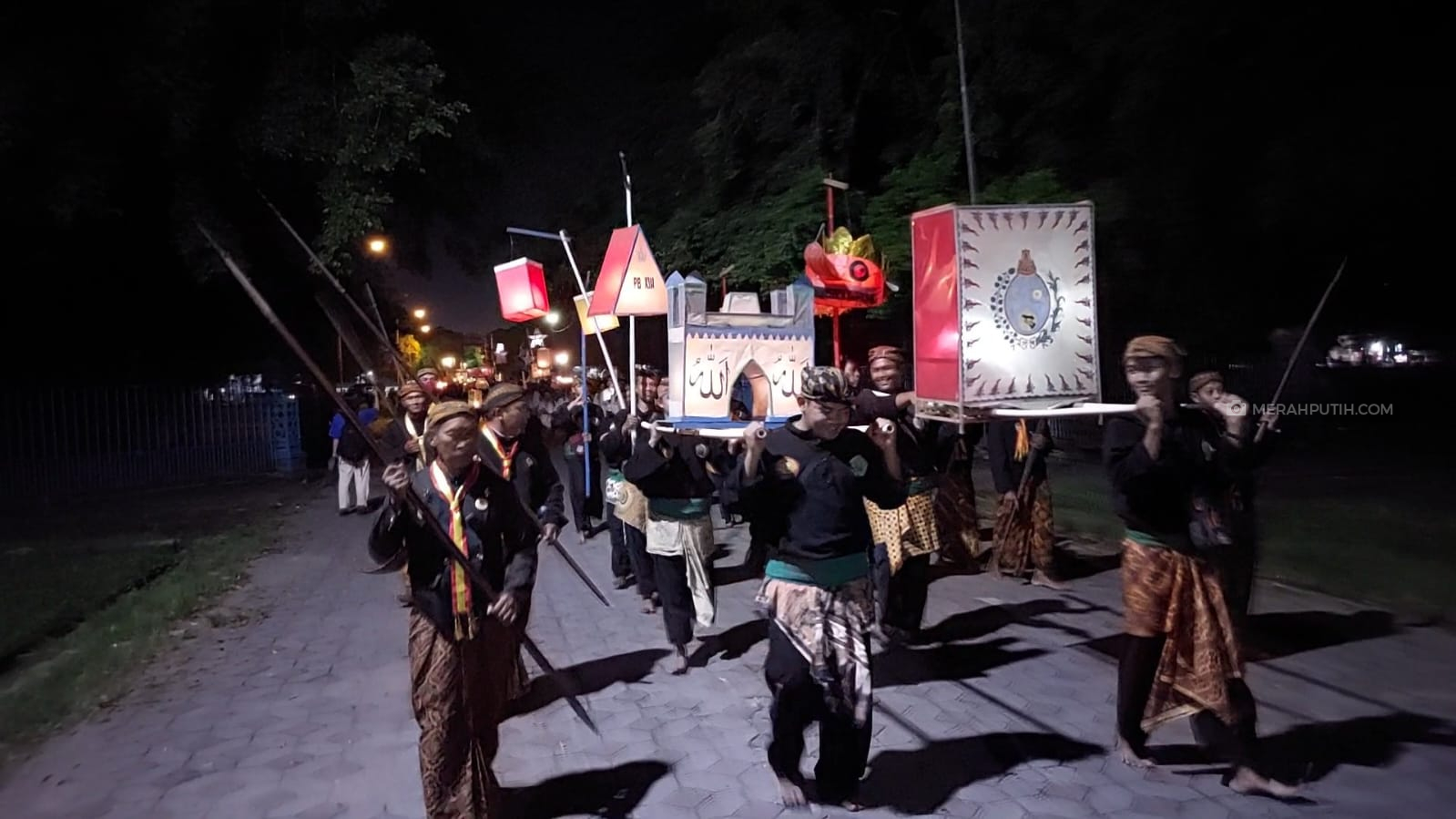 Kirab Malam Selikuran Ramadan, Keraton Surakarta Bagikan 1.000 Tumpeng ... Kirab Malam Selikuran Ramadan, Keraton Surakarta Bagikan 1.000 Tumpeng ...