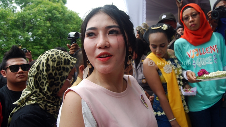 Selain Lagi Top, Ternyata Ini Alasan Puti Guntur Soekarno Gandeng Via ... Selain Lagi Top, Ternyata Ini Alasan Puti Guntur Soekarno Gandeng Via ...