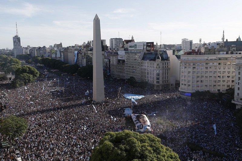 Ribuan Orang Turun ke Jalan Kota Buenos Aires Rayakan Kemenangan ... Ribuan Orang Turun ke Jalan Kota Buenos Aires Rayakan Kemenangan ...