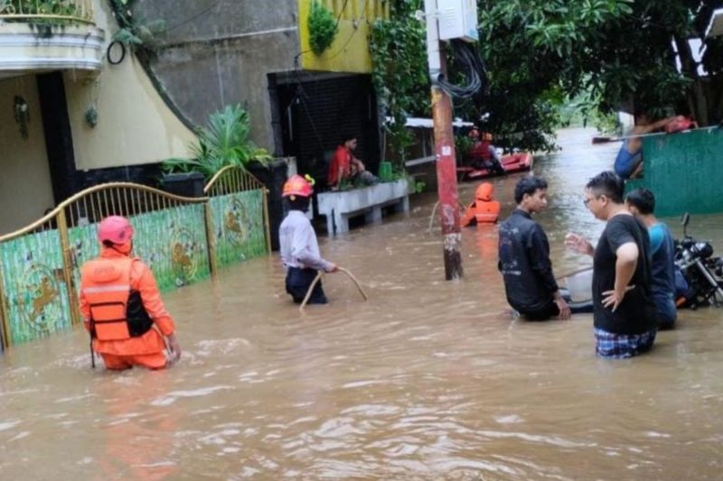 Kali Ciliwung Meluap, 4 RT di Pejaten Terendam Banjir - MerahPutih Kali Ciliwung Meluap, 4 RT di Pejaten Terendam Banjir - MerahPutih