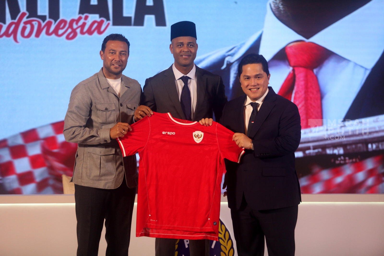 Patrick Kluivert Resmi Jadi Pelatih Kepala Timnas Indonesia - MerahPutih Patrick Kluivert Resmi Jadi Pelatih Kepala Timnas Indonesia - MerahPutih
