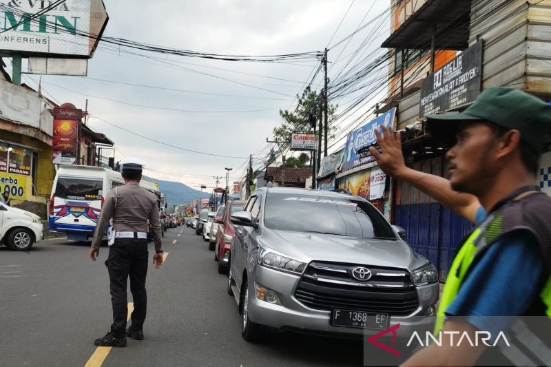 150 Ribu Kendaraan Masuk Bikin Puncak Macet Berjam-jam - MerahPutih 150 Ribu Kendaraan Masuk Bikin Puncak Macet Berjam-jam - MerahPutih