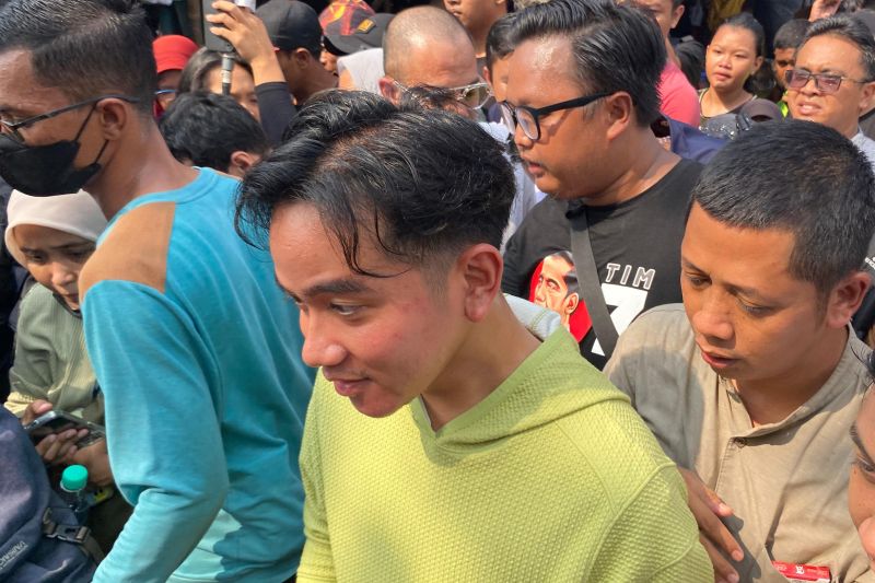 Gibran Blusukan Belanja Masalah di Jakarta Bekal Jadi Wapres - MerahPutih Gibran Blusukan Belanja Masalah di Jakarta Bekal Jadi Wapres - MerahPutih