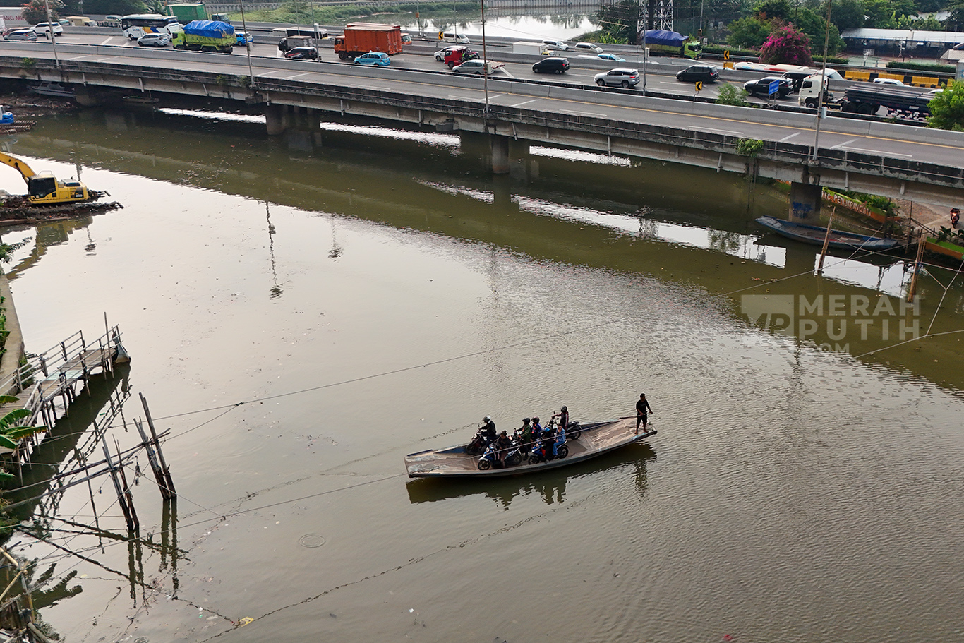 Warga Pesisir Pangkas Jarak Sebrangi Kali Angke dengan Perahu Eretan ...