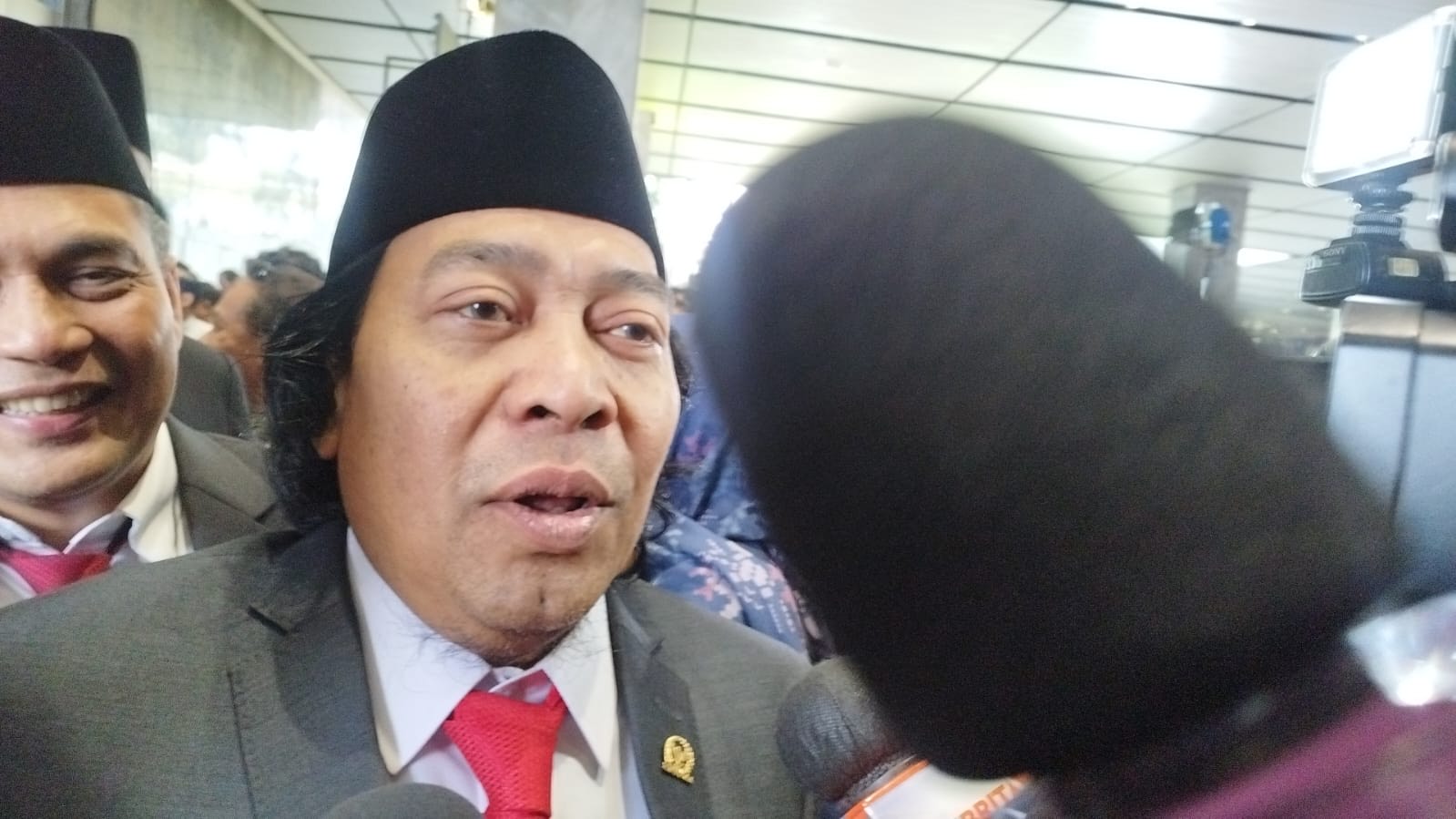 Usai Dilantik Jadi Anggota DPD RI, Komeng Langsung Melawak - MerahPutih Usai Dilantik Jadi Anggota DPD RI, Komeng Langsung Melawak - MerahPutih