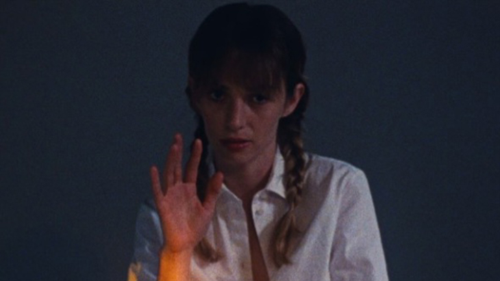 Maya Hawke Nikmati Label Nepo Baby - MerahPutih