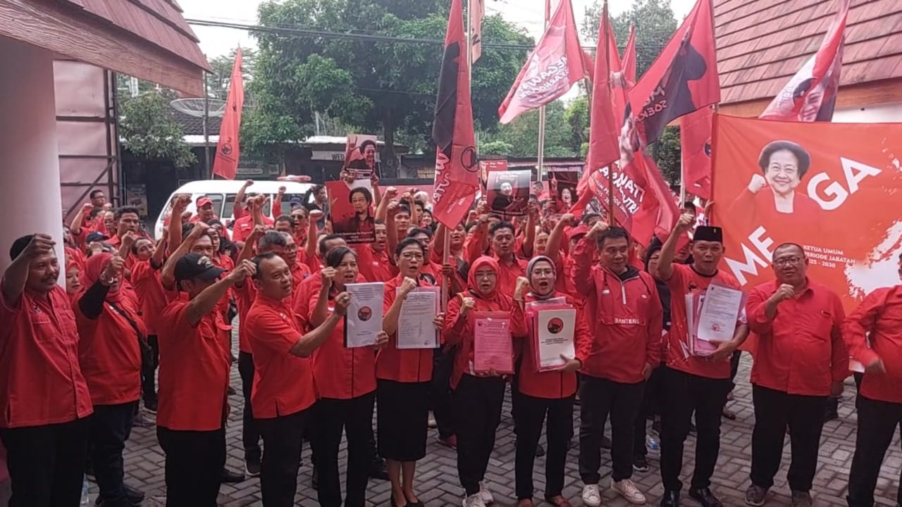 Massa Kader PDIP Solo Geruduk Kantor DPC, Desak Megawati Jadi Ketum Partai Lagi - MerahPutih
