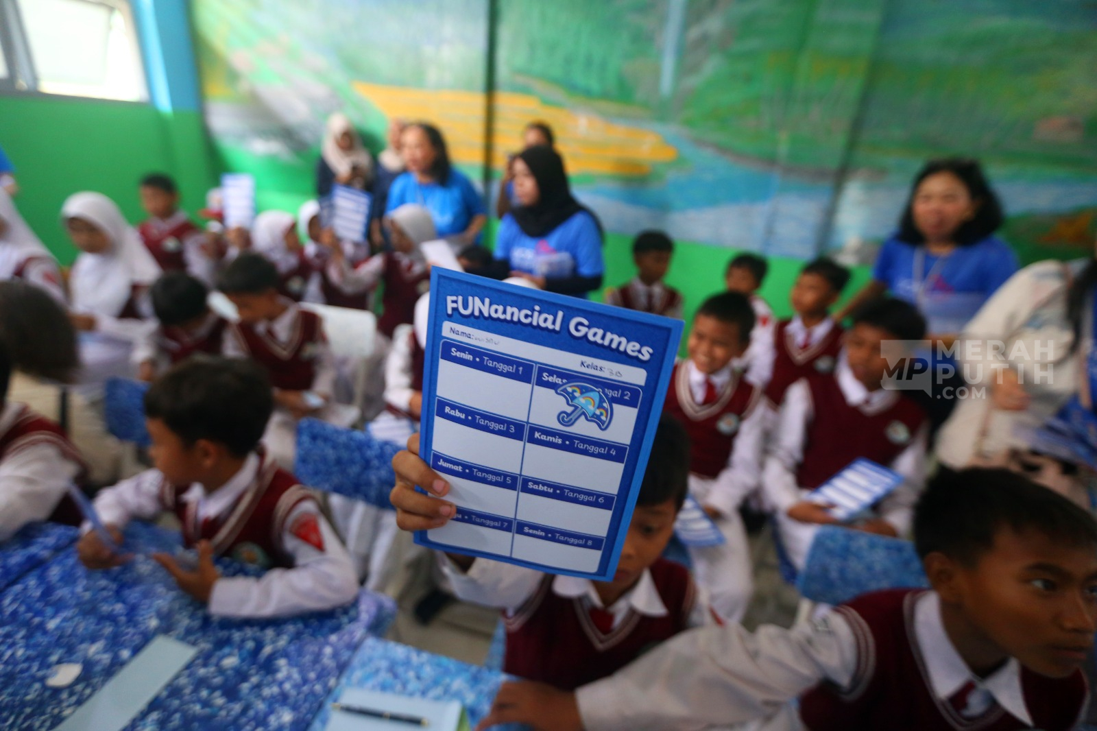 UOB Salurkan Meja-Kursi Daur Ulang ke Sekolah Al-Rahmah - MerahPutih