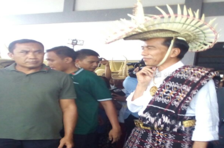 Presiden Jokowi Dinobatkan Sebagai Raja Masyarakat Adat Rote Ndao ...