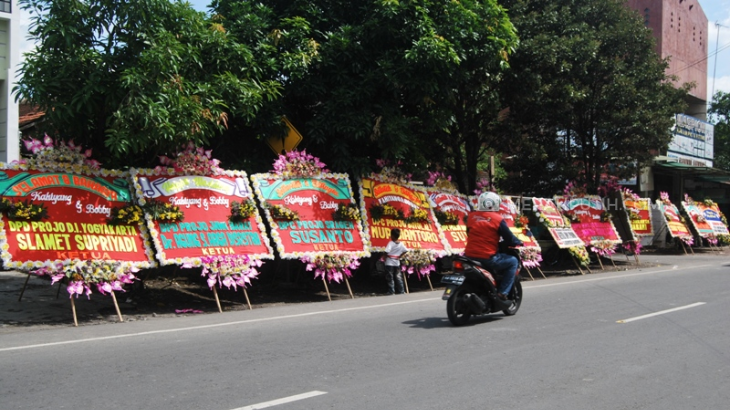 Karangan Bunga untuk Kahiyang Penuhi Graha Saba Buana - MerahPutih