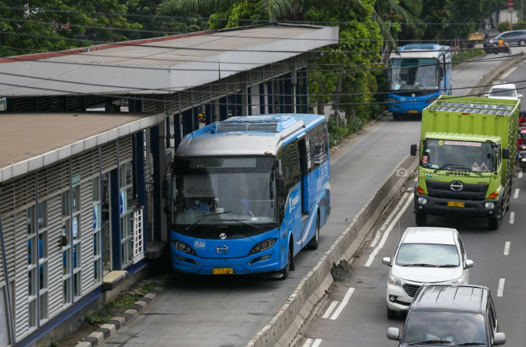 TransJakarta Tutup Rute 13A dan 13B - MerahPutih